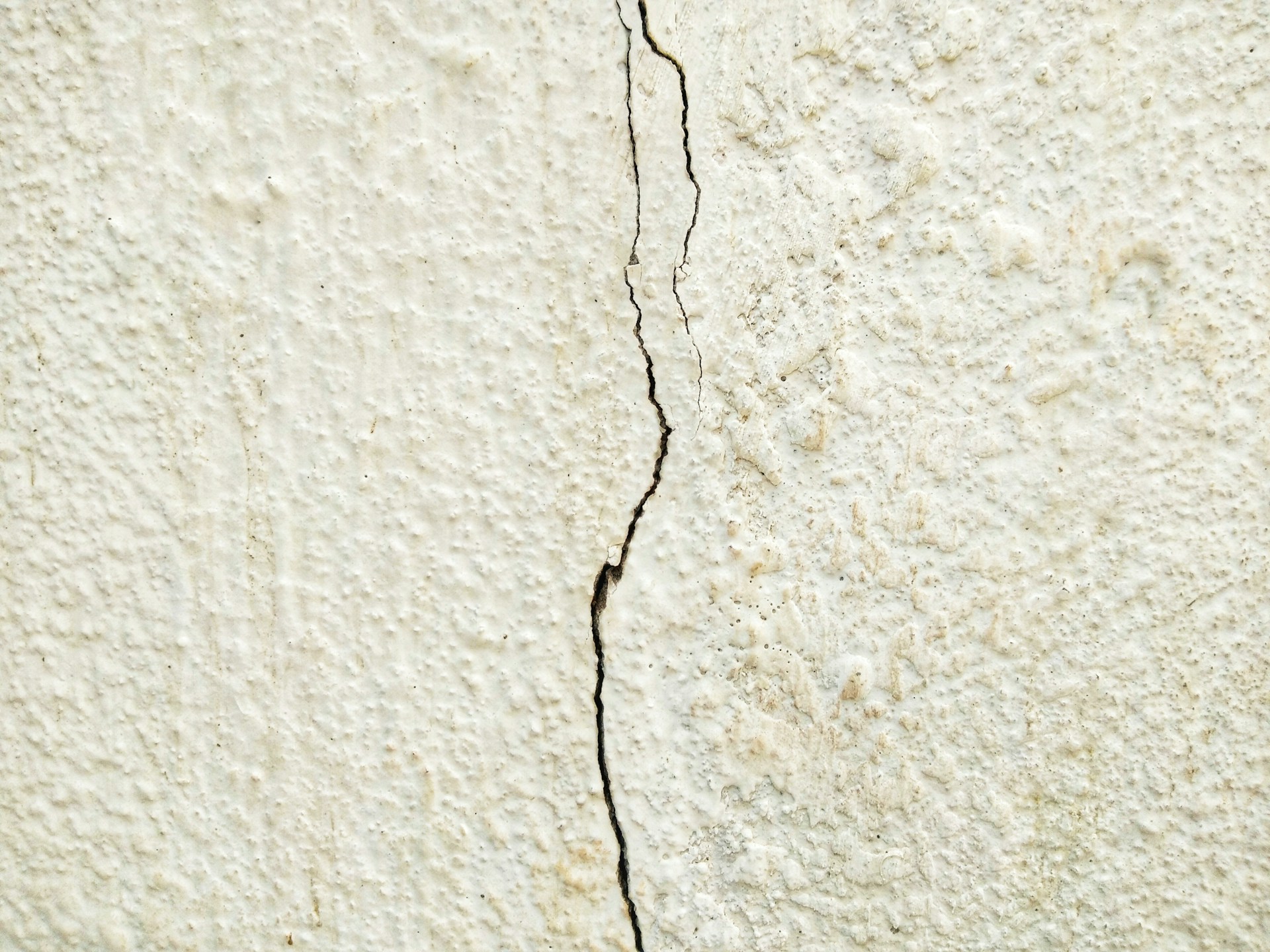 The Reasons Why Cracks Form in Walls and What They Actually Indicate ...